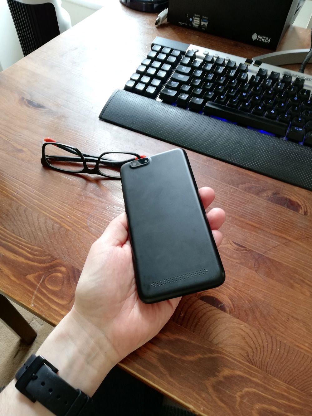 First prototype for PINE64 "PinePhone" Linux smartphone sports thin ...