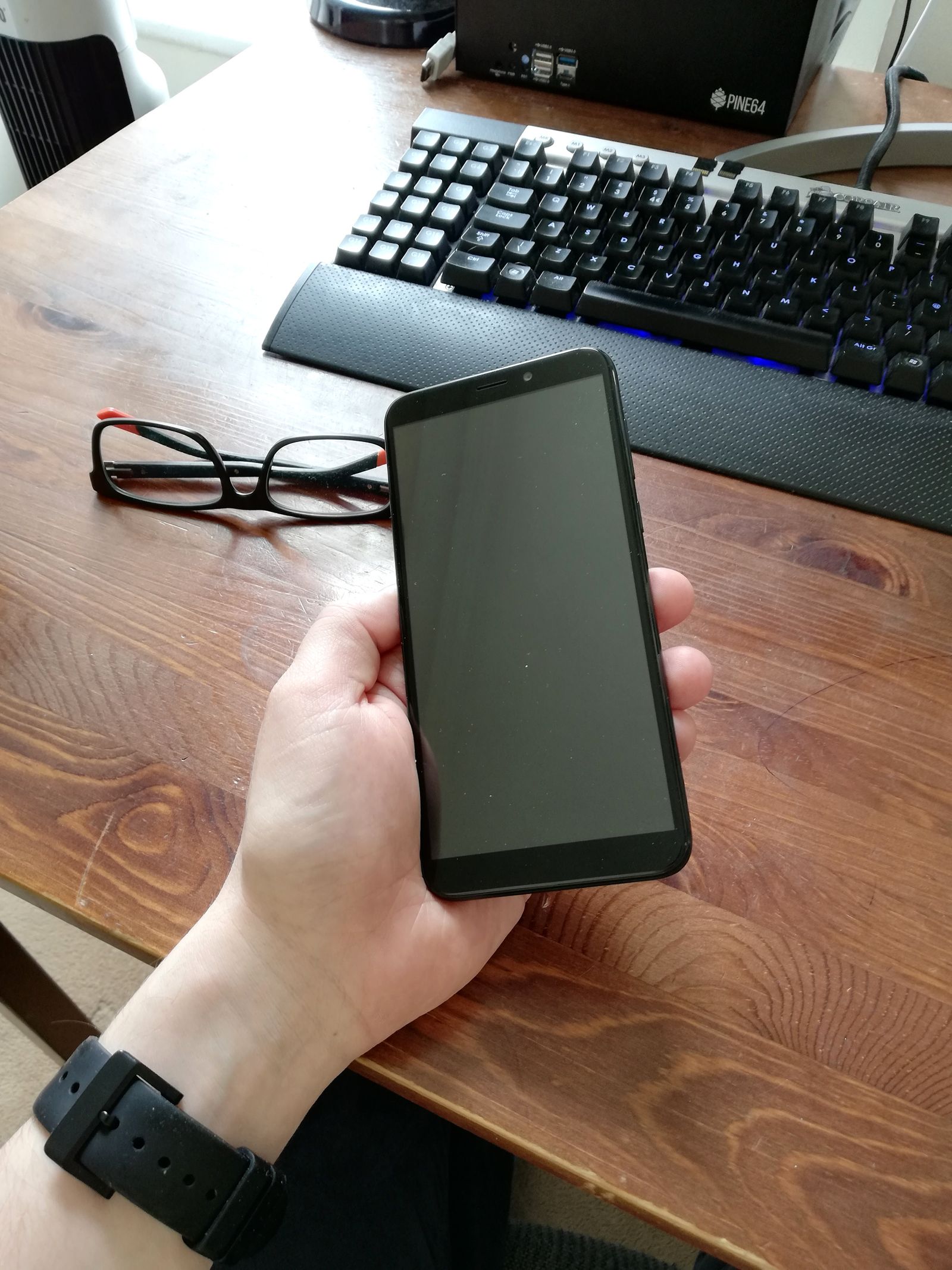 First prototype for PINE64 "PinePhone" Linux smartphone sports thin ...
